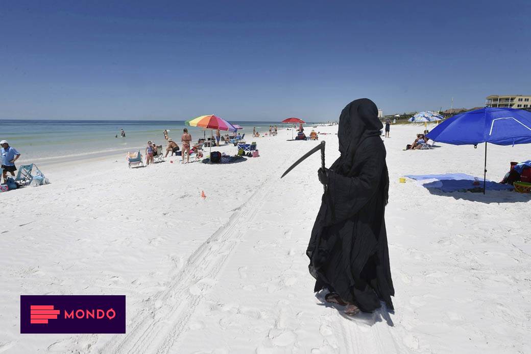 Obučen kao smrt sa kosom juri kupače na plaži! (FOTO/VIDEO) | Magazin ...