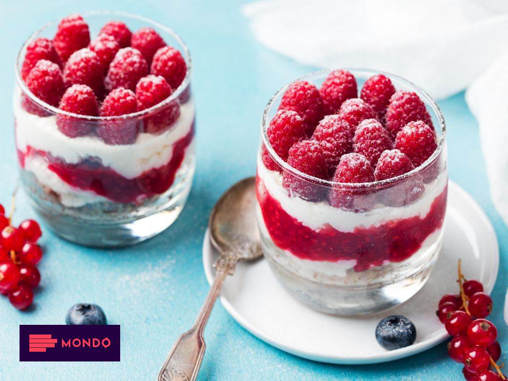 Slatkiš u čaši, gotov za 20 minuta! Roze-beli mus od malina | Magazin ...