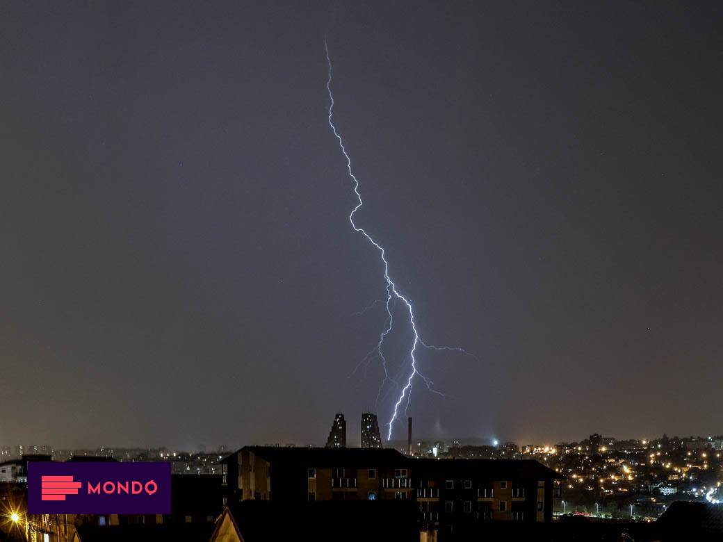 Grom udario u krov kuće u selu Brodac kod Bijeljine | Info | Crna hronika