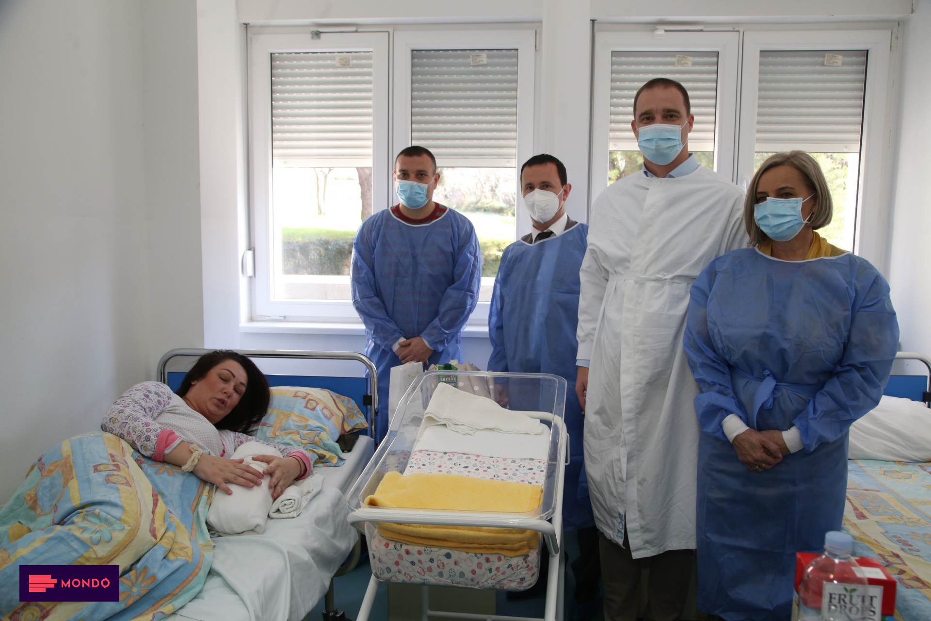 Mirko Ćurić darivao prvorođenu bebu u RS | Info | Društvo