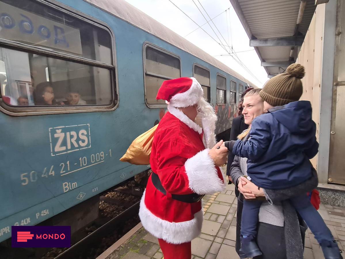 Deda Mraz obradovao mališane u vozu Doboj - Stanari | Info | Društvo