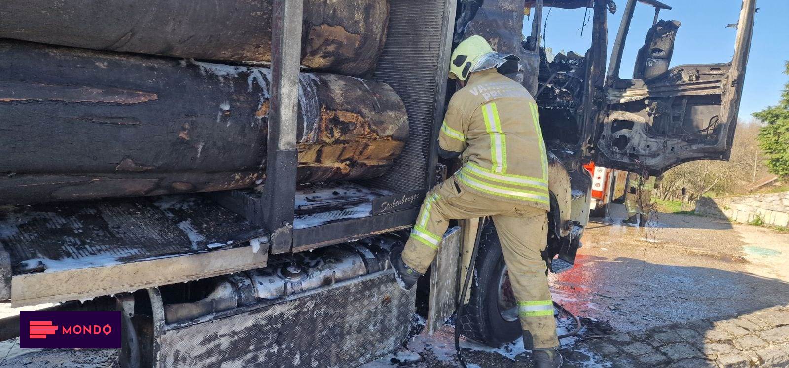 A cabin full of logs caught fire Info - Breaking Latest News