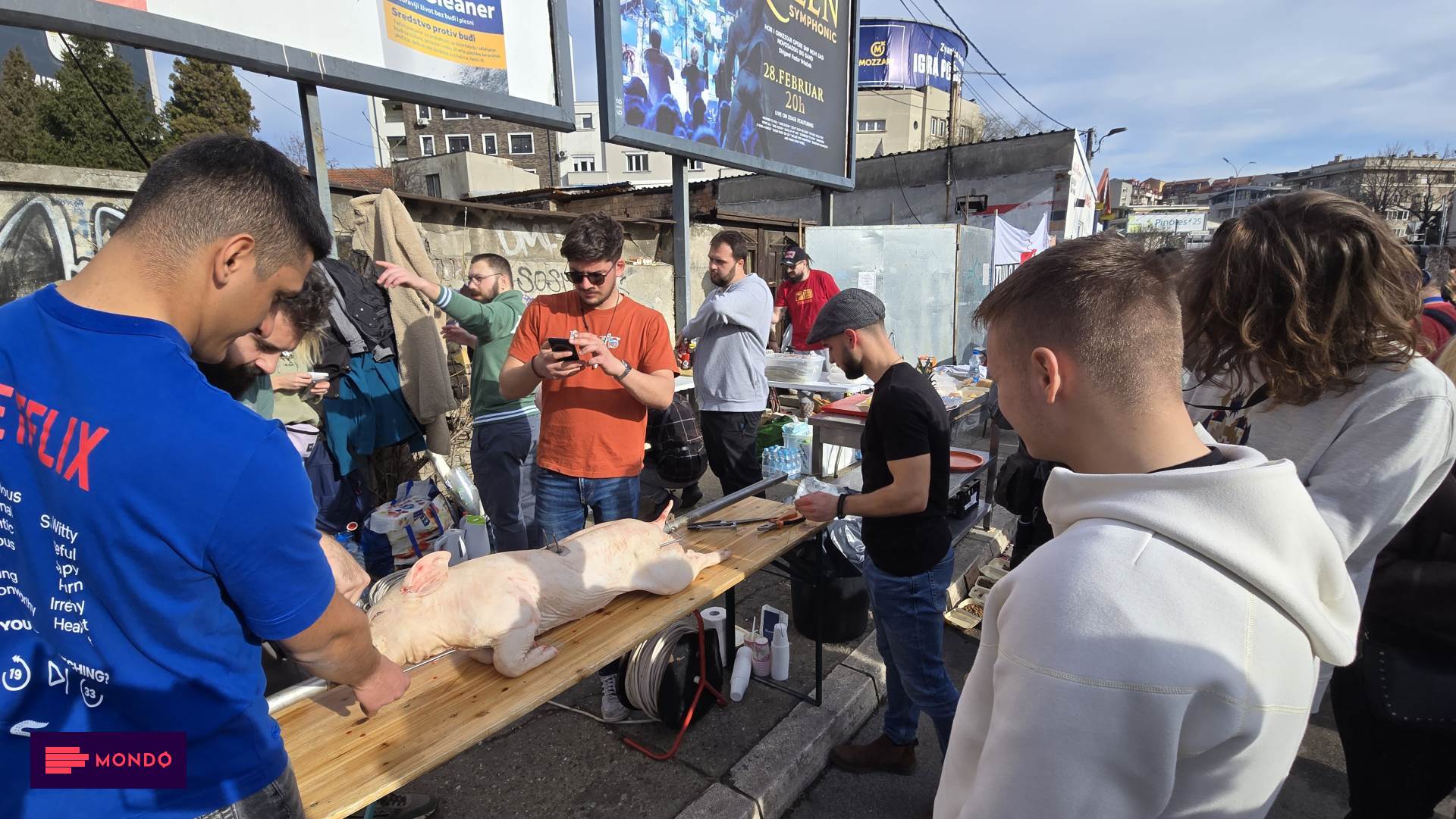 Studenti peku prase tokom blokade Autokomande | Foto