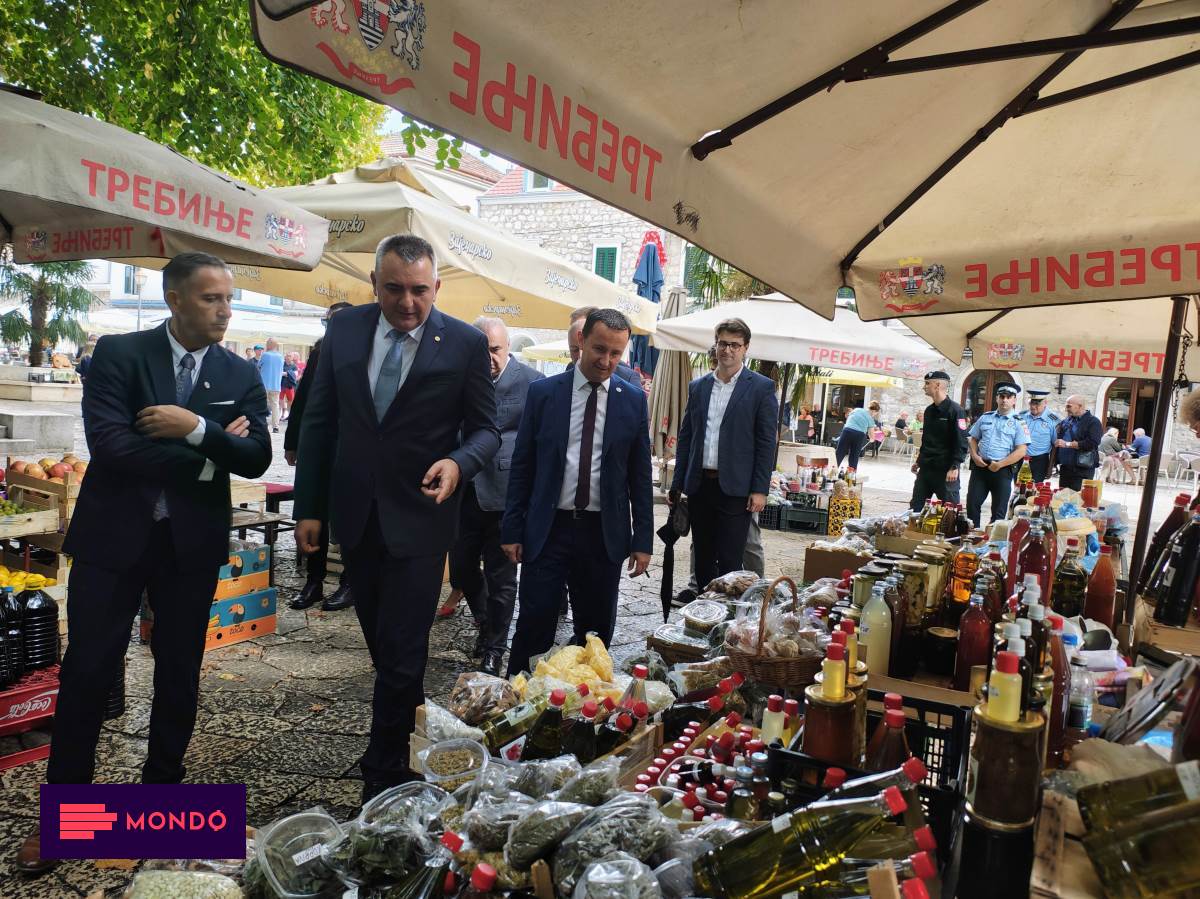 Savo Minić na pijaci u Trebinju | Info | Politika